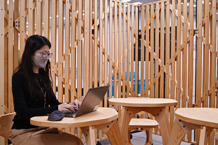 VUILDがデザインした東京都「未来型オフィス実現PJ」の庁舎内プロトタイプオフィスにおけるムーバブルデスクとパーティション - TECTURE MAG（テクチャーマガジン） | 空間デザイン ...