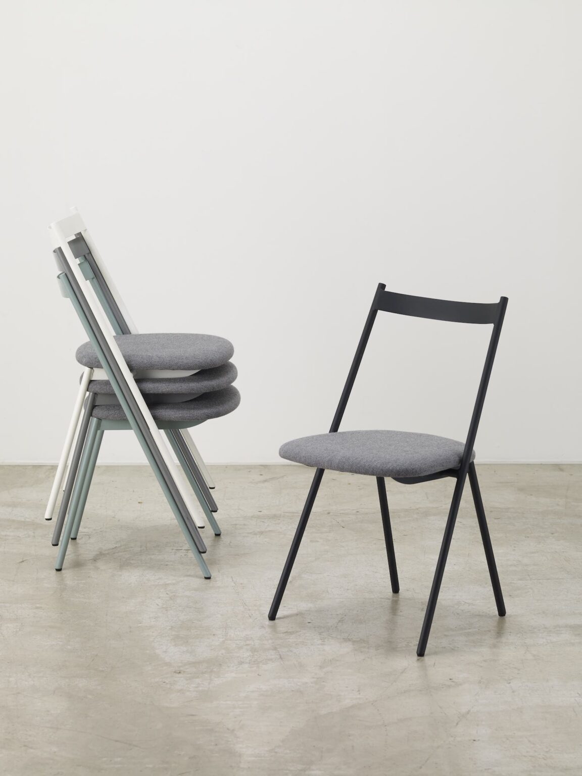 スタッキングできる鉄の椅子「WORKER STACKING CHAIR」by 杉山製作所 - TECTURE MAG（テクチャーマガジン） | 空間デザイン・建築メディア