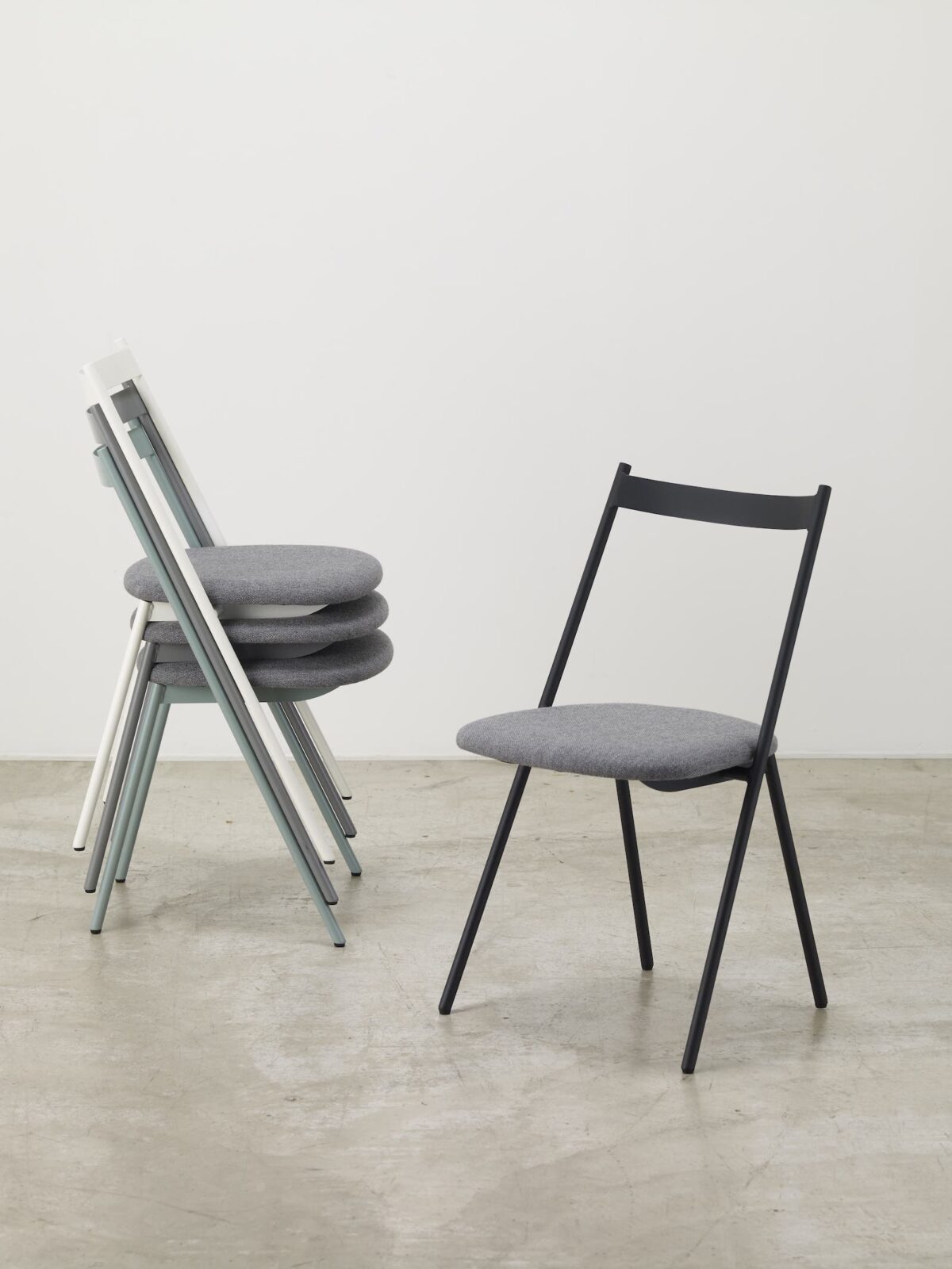スタッキングできる鉄の椅子「WORKER STACKING CHAIR」by 杉山製作所 - TECTURE MAG（テクチャーマガジン） | 空間デザイン・建築メディア
