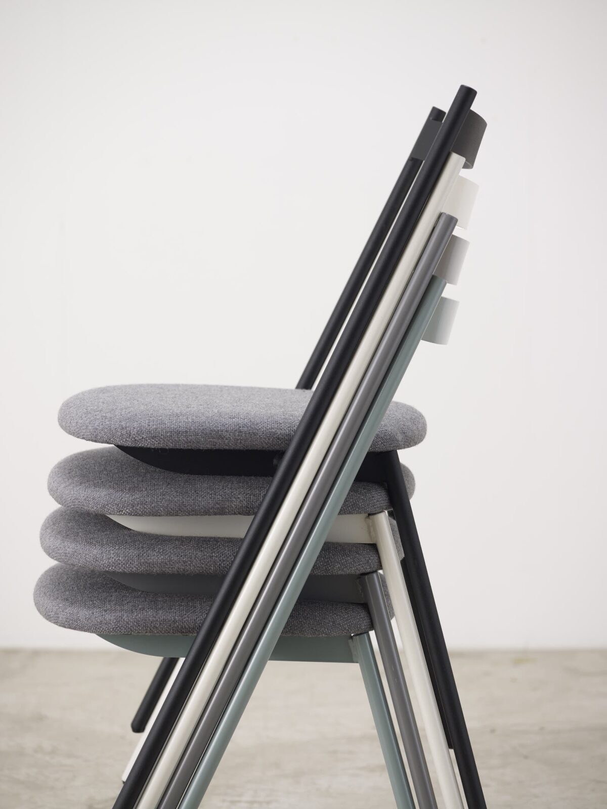 スタッキングできる鉄の椅子「WORKER STACKING CHAIR」by 杉山製作所 - TECTURE MAG（テクチャーマガジン） | 空間デザイン・建築メディア