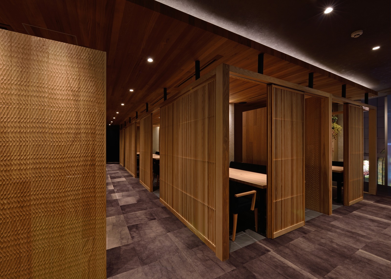 焼肉 琉球の牛 那覇国際通り店 / LSDdesign - TECTURE MAG（テクチャーマガジン） | 空間デザイン・建築メディア