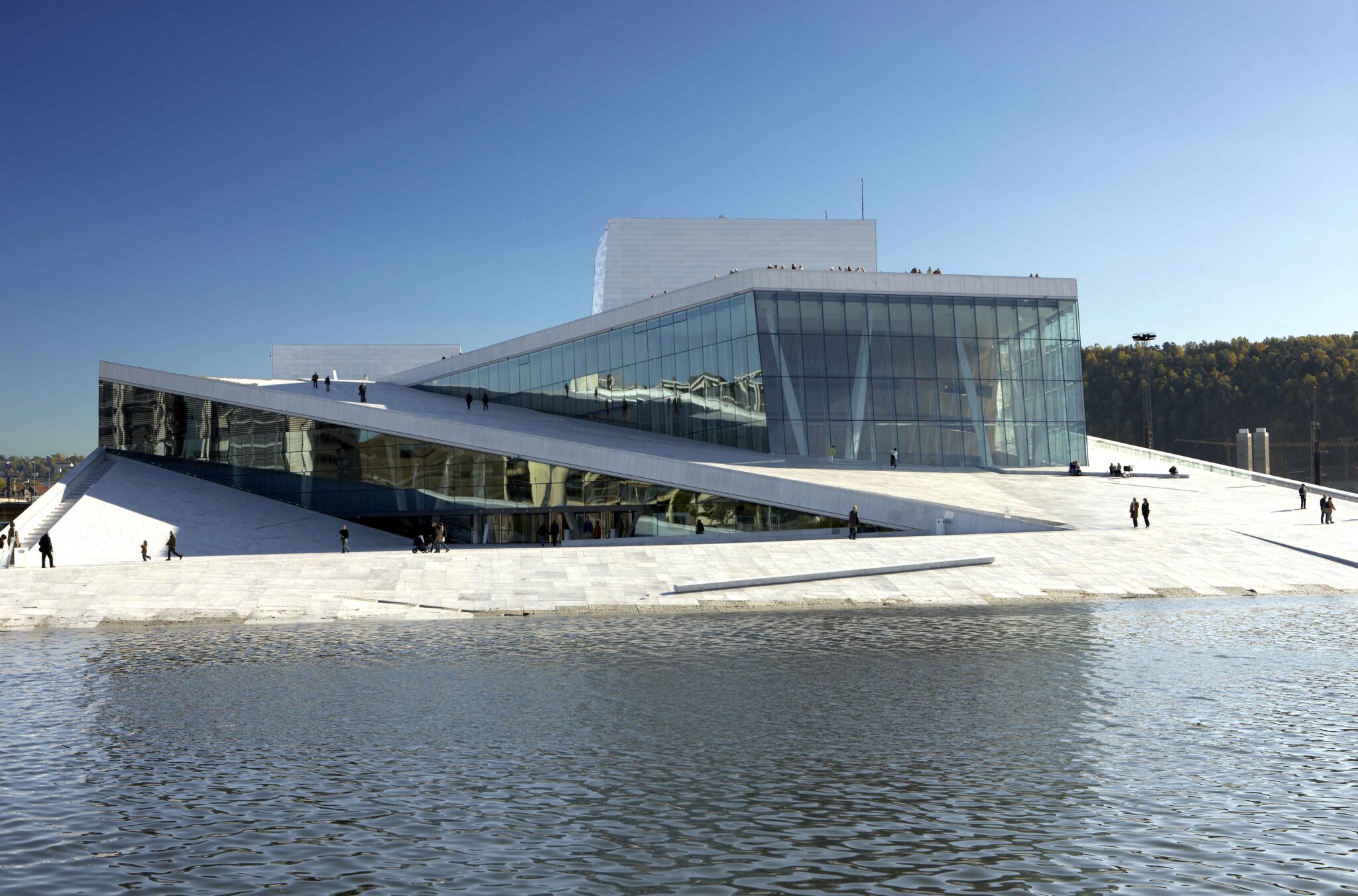 建築であり水辺のランドスケープでもあるオペラハウス、工業用ウォーターフロントを公共空間へと開発する、スノヘッタが設計した〈オスロ・オペラハウス ...