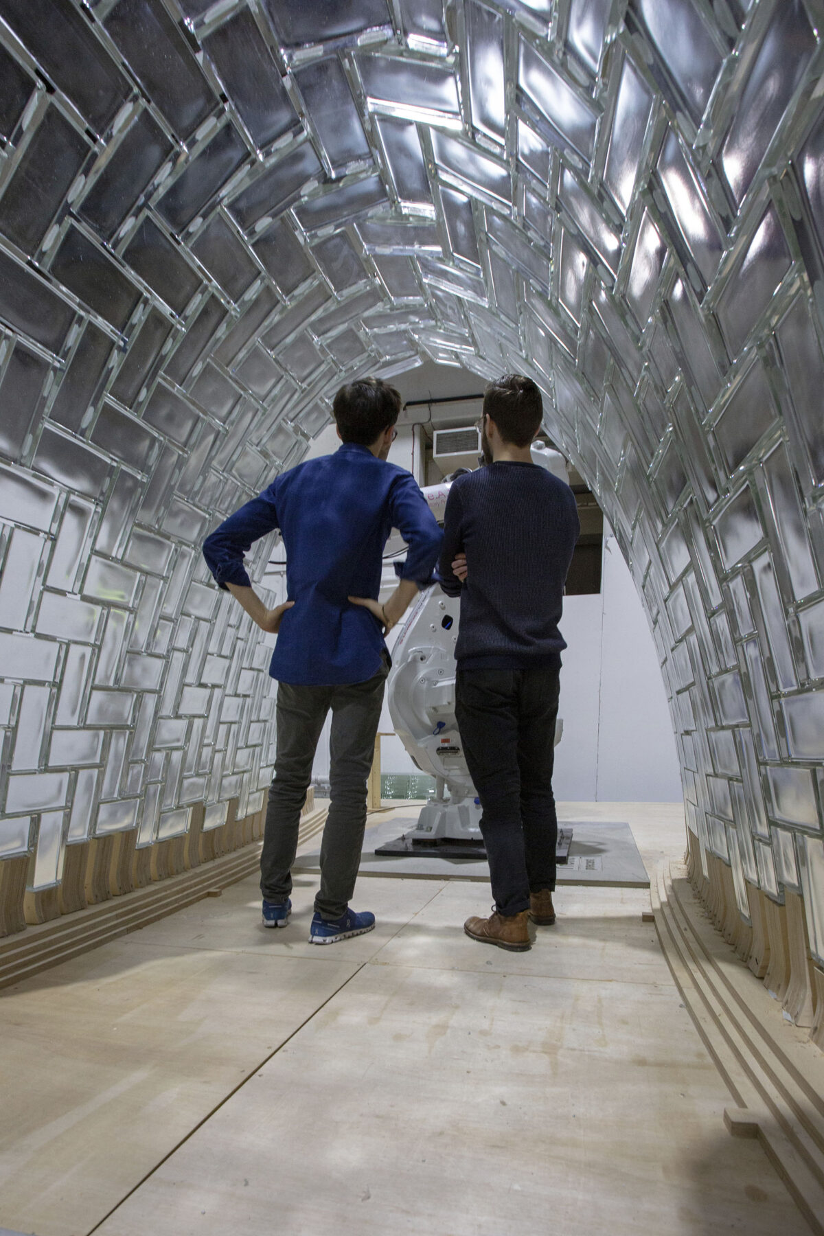 ロボットがつくるガラスのトンネル!?ガラスの圧縮強度とロボットの精密さを活かしSOMが設計した〈グラス・ヴォールト〉 - TECTURE MAG（テクチャーマガジン） | 空間デザイン・建築メディア