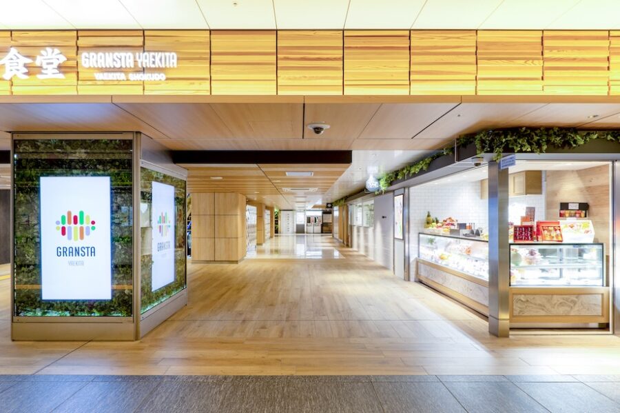 アイカ工業のメラミン不燃化粧板〈セラール〉が天井材に！ 新工法をJR東日本・同社グループとと共同で研究、東京駅・グランスタ八重北にて採用 - TECTURE MAG（テクチャーマガジン ...