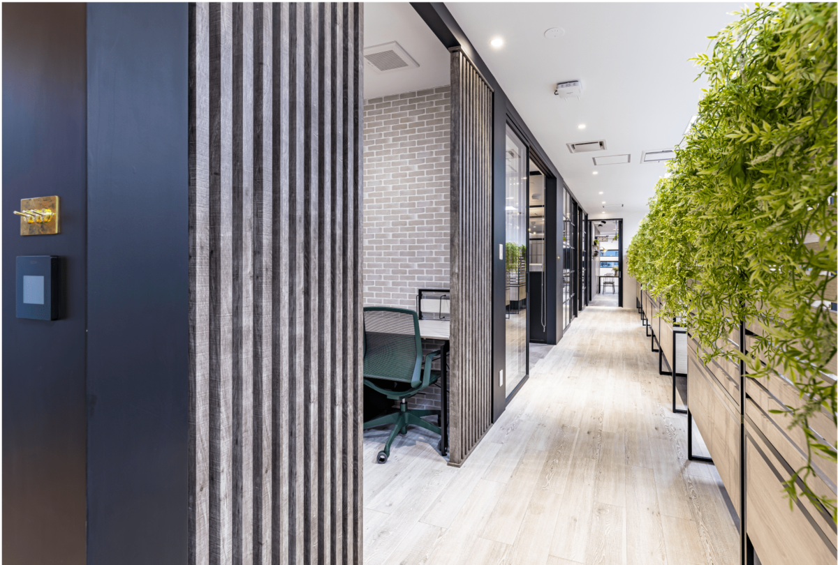 オリジナルデスクで社員にもクライアントにも好評！ 風通しのよい「見せるオフィス」を実現 アイカ工業のメラミン化粧板を採用した、無垢材のような ...