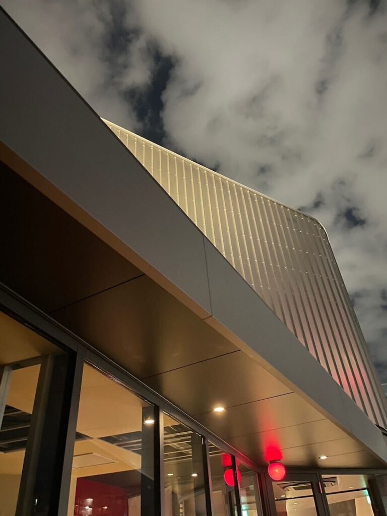 福岡・博多にイマーシブシアターを有する新しいエンタメと食の複合施設〈010 BUILDING〉が開業、建築はクラウズ・アオ、NKS2 ...