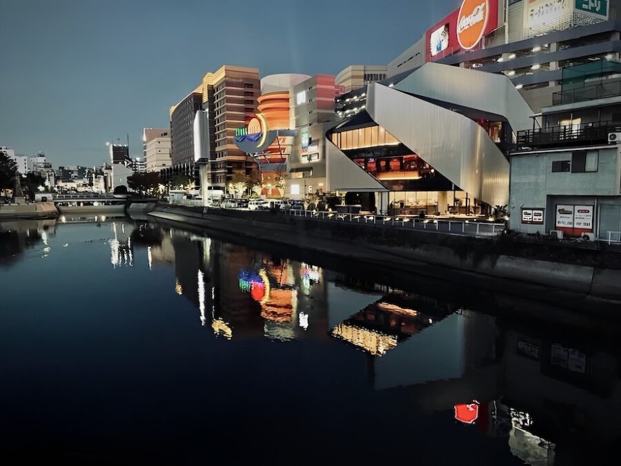 福岡・博多にイマーシブシアターを有する新しいエンタメと食の複合施設〈010 BUILDING〉が開業、建築はクラウズ・アオ、NKS2 ...
