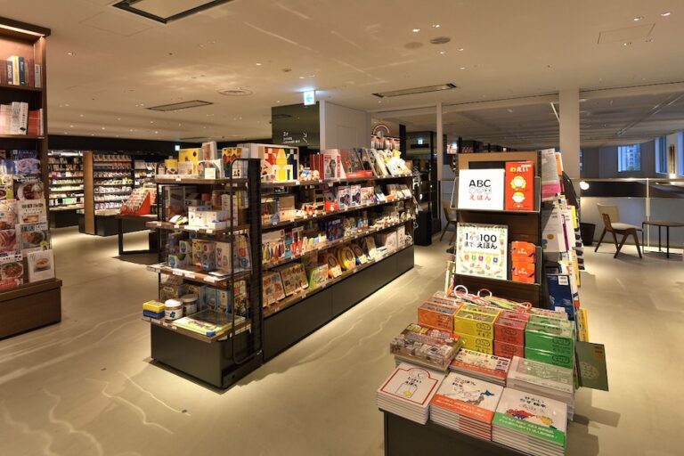 東京駅前・丸ビル3-4階に〈TSUTAYA BOOKSTORE MARUNOUCHI〉がオープン、220席のシェアラウンジを展開 - TECTURE MAG（テクチャーマガジン） | 空間 ...