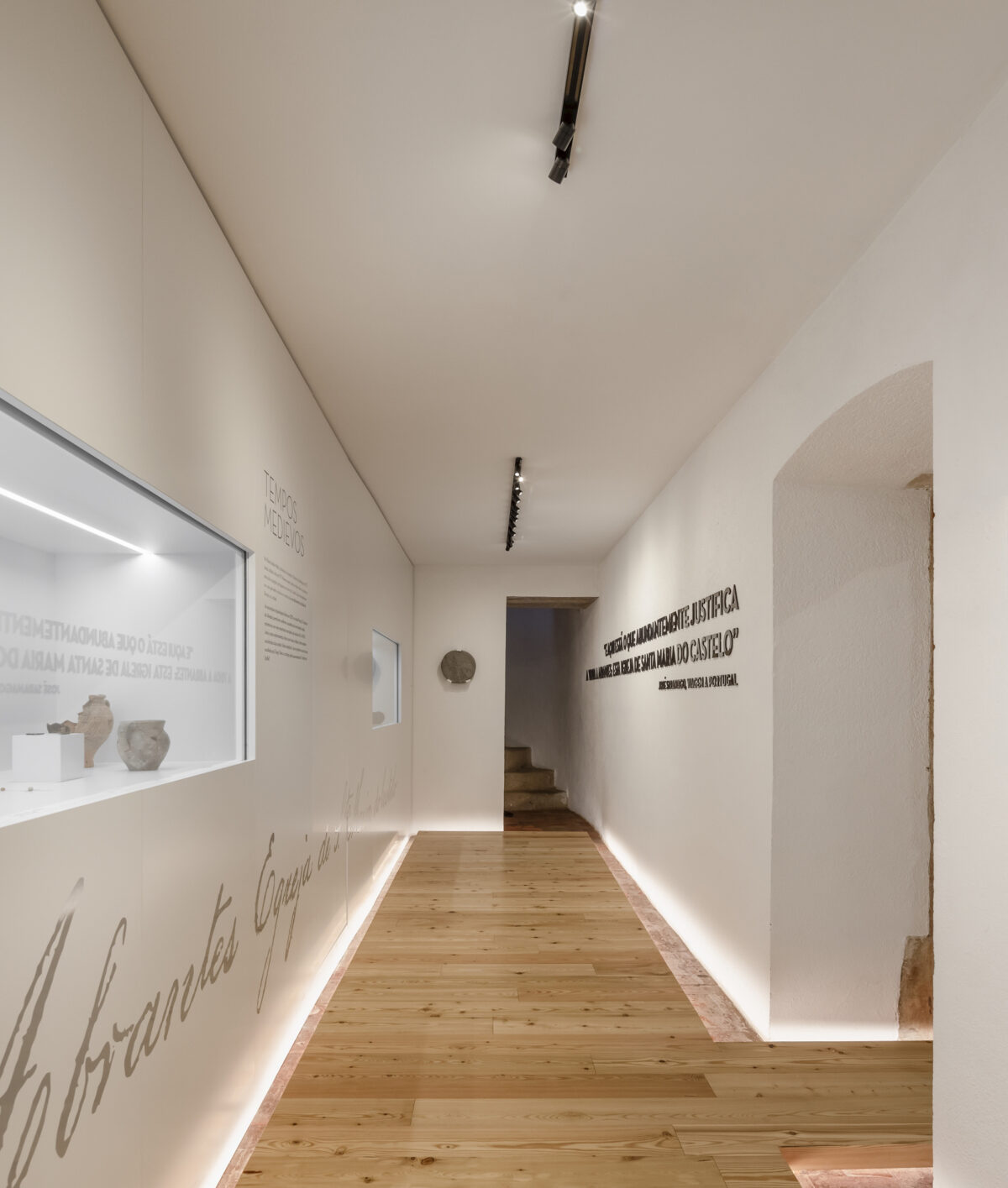 800年の歴史を持つ教会 × ガラスと光の展示フレーム、スペースワーカーズが設計した壮大な建造物に新たな情報を重ねた博物館〈パンテオ・ドス・アルメイダ〉ポルトガル - TECTURE MAG ...