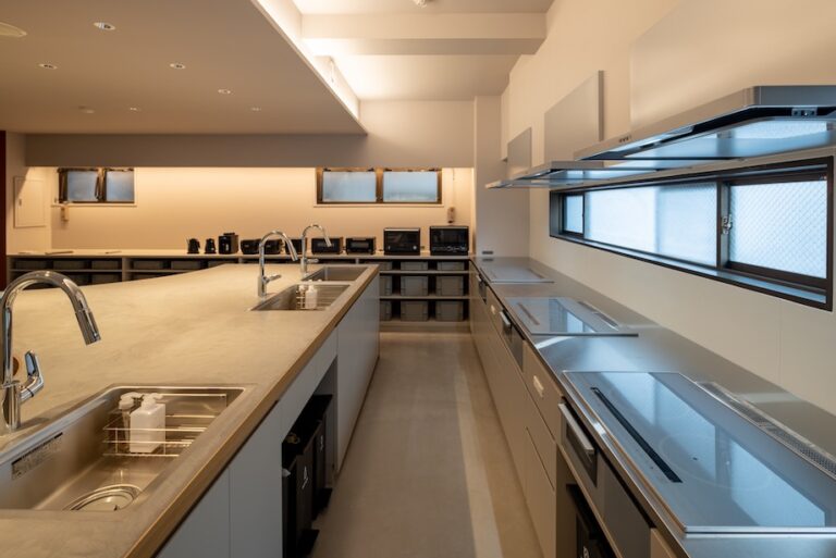 〈Well-Blend蒲田〉がオープン、トラフ建築設計事務所が意匠設計・監修を担当、サウナとパーソナルジム、ラウンジとコモンキッチンを併設したリビタの多機能交流型賃貸住宅 - TECTURE ...