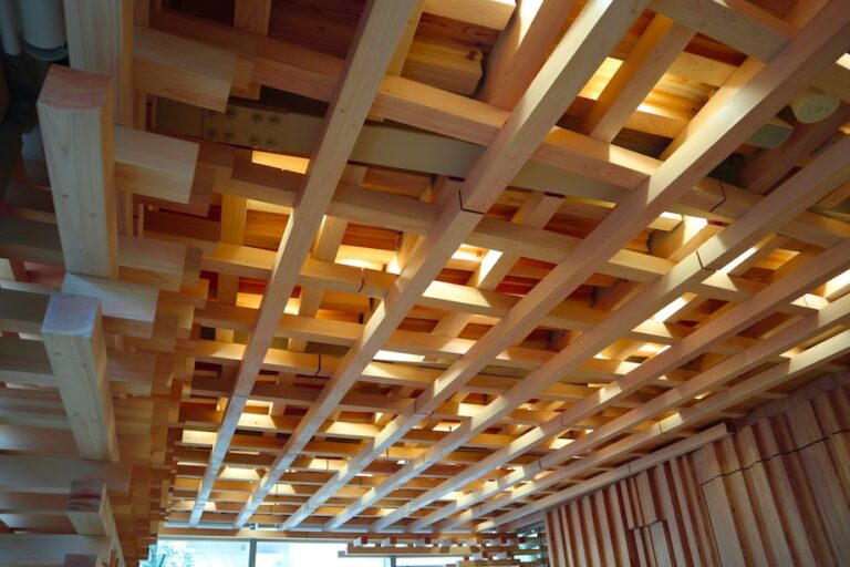 隈研吾設計、日本アロマ環境協会の新拠点が原宿にオープン！ 国産ヒノキの木組みと香りを守るガラスウォールが特徴的な〈AEAJグリーンテラス〉 - TECTURE MAG（テクチャーマガジン ...