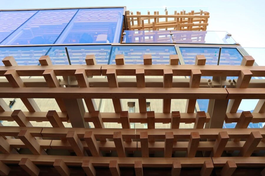 隈研吾設計、日本アロマ環境協会の新拠点が原宿にオープン！ 国産ヒノキの木組みと香りを守るガラスウォールが特徴的な〈AEAJグリーンテラス〉 - TECTURE MAG（テクチャーマガジン ...