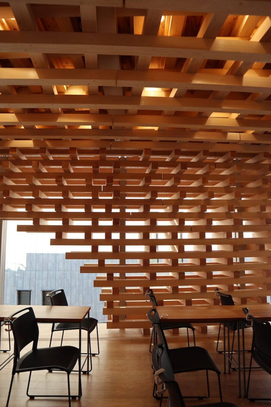 隈研吾設計、日本アロマ環境協会の新拠点が原宿にオープン！ 国産ヒノキの木組みと香りを守るガラスウォールが特徴的な〈AEAJグリーンテラス〉 - TECTURE MAG（テクチャーマガジン ...