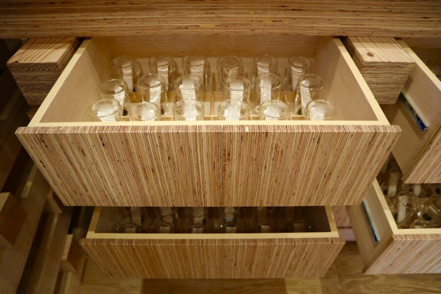 隈研吾設計、日本アロマ環境協会の新拠点が原宿にオープン！ 国産ヒノキの木組みと香りを守るガラスウォールが特徴的な〈AEAJグリーンテラス〉 - TECTURE MAG（テクチャーマガジン ...