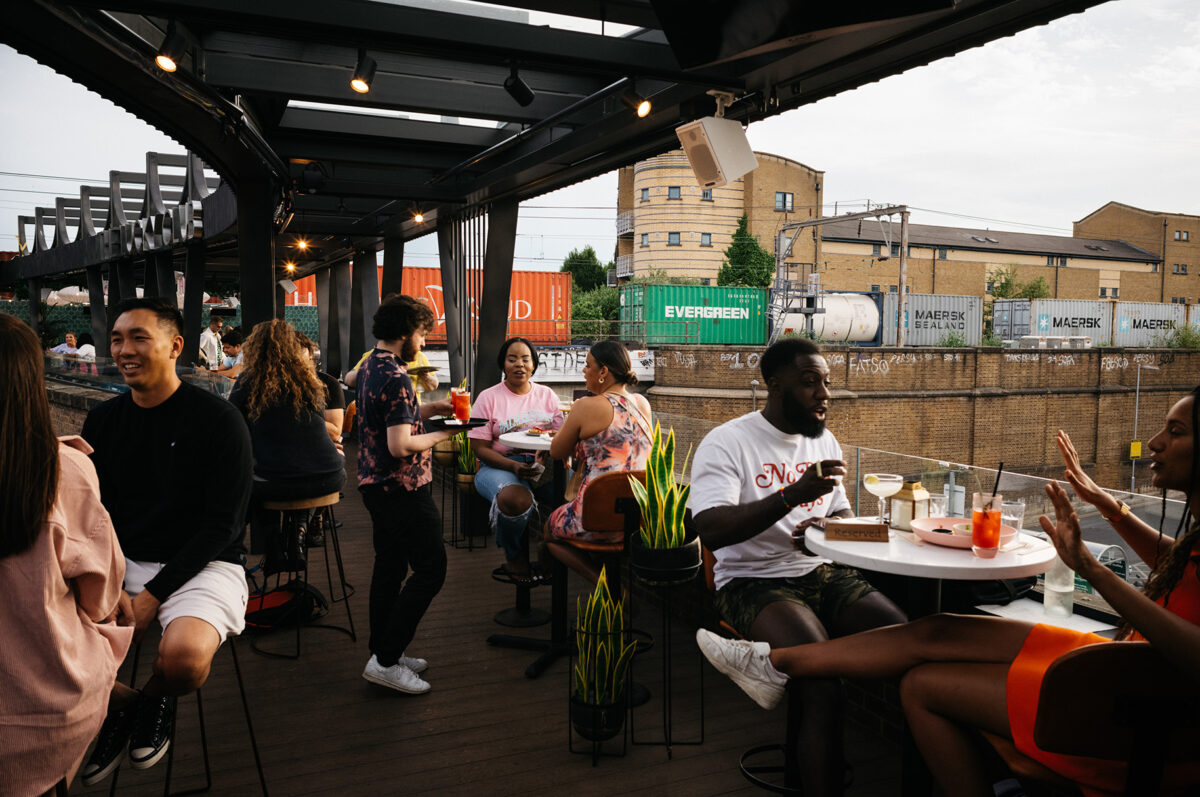 馬のための19世紀の建物の上に輝くバー vPPRアーキテクツによる 歴史的な要素をデザインに取り入れたアダプティブリユース〈The Lucky ...