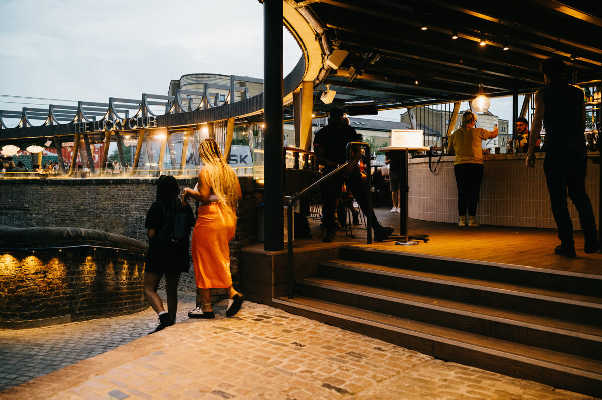 馬のための19世紀の建物の上に輝くバー vPPRアーキテクツによる 歴史的な要素をデザインに取り入れたアダプティブリユース〈The Lucky ...