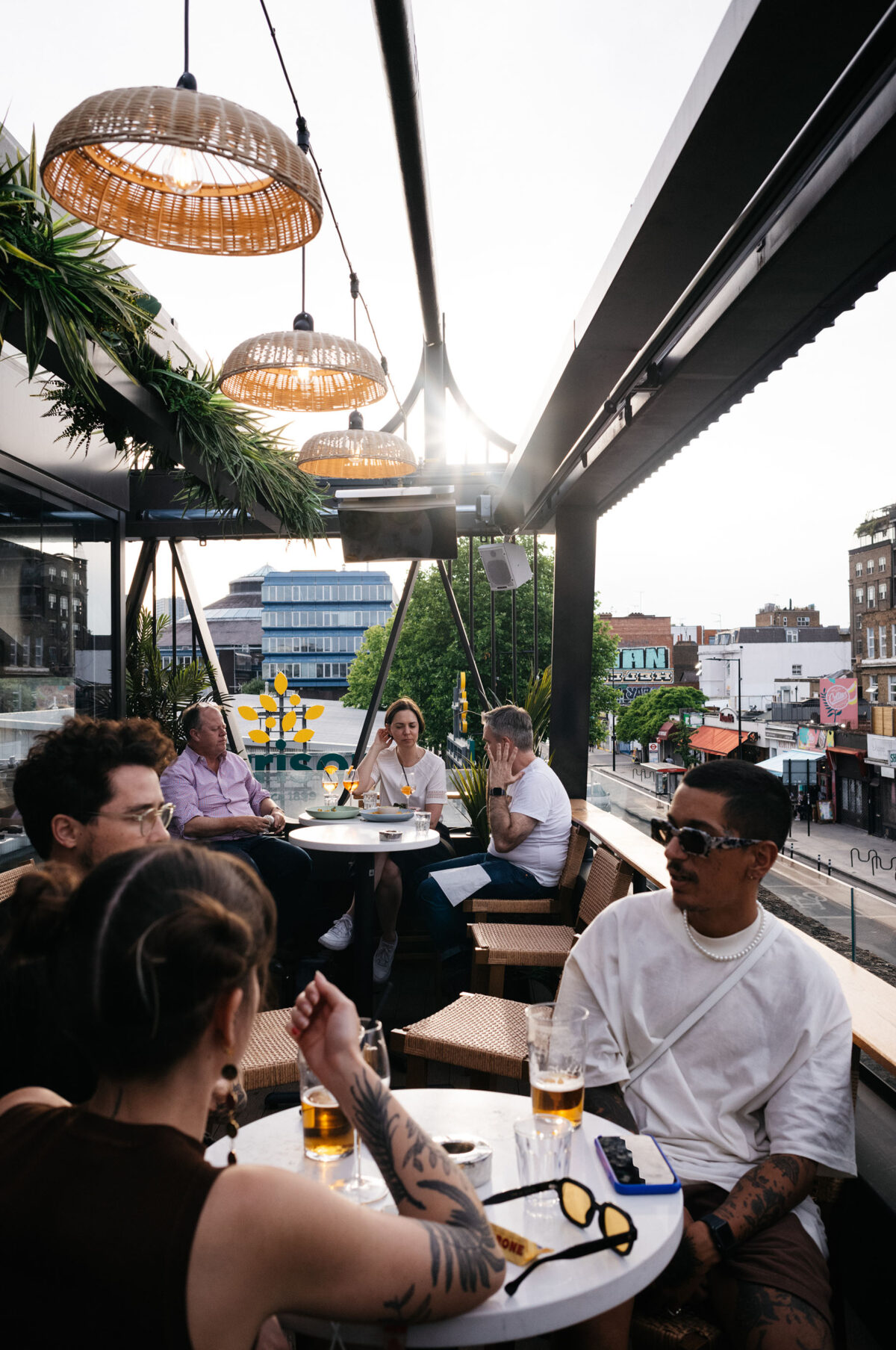 馬のための19世紀の建物の上に輝くバー vPPRアーキテクツによる 歴史的な要素をデザインに取り入れたアダプティブリユース〈The Lucky ...