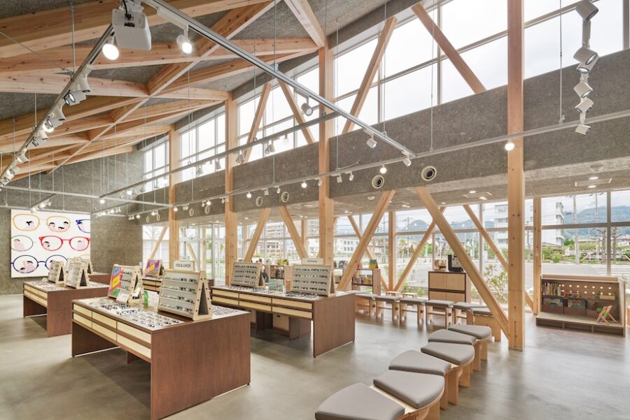 東北芸術工科大学との産学連携で店内を演出したロードサイド型店舗〈JINS山形白山店〉がオープン、、OpenAが店舗設計を担当 - TECTURE MAG（テクチャーマガジン） | 空間デザイン ...