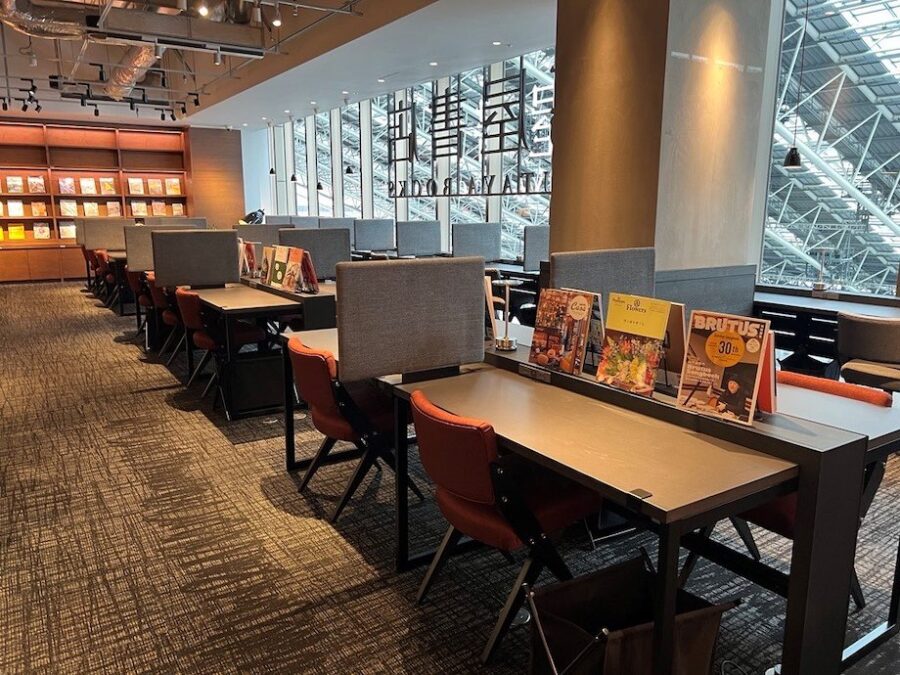 梅田 蔦屋書店に「SHARE LOUNGE（シェアラウンジ）」がオープン、大阪を含む関西最大規模の176席を用意 - TECTURE MAG（テクチャーマガジン） | 空間デザイン・建築メディア