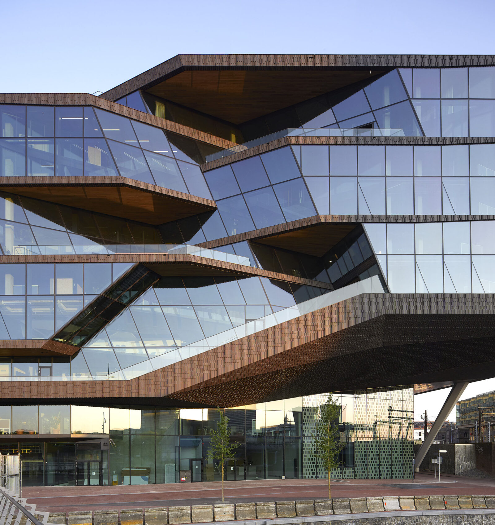 社内でも旅をする!? Booking.comの新社屋 | UNStudioによる 開放的なオフィス環境に異国情緒を感じる空間が散りばめられた〈Booking.com シティ・キャンパス ...