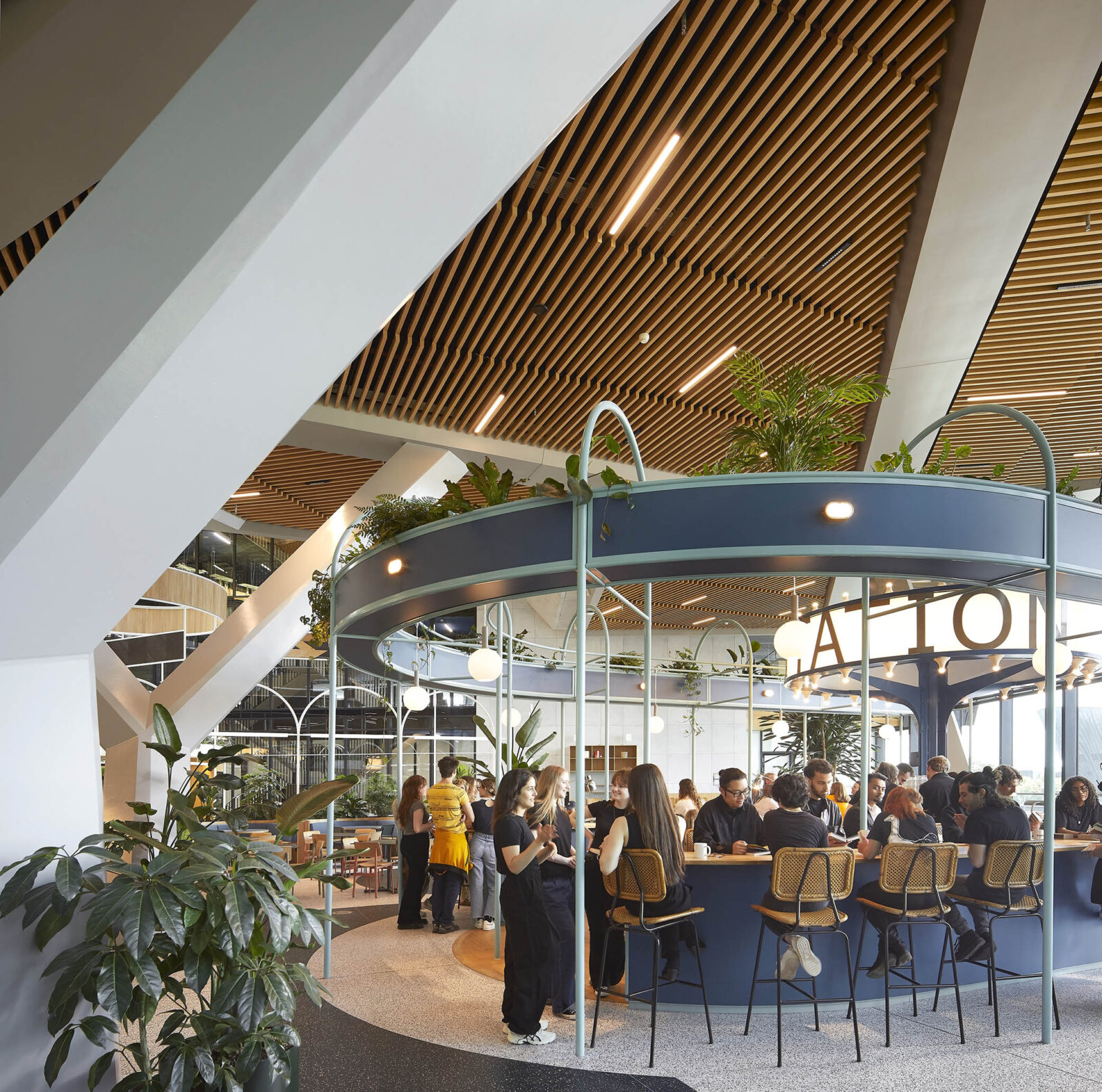 社内でも旅をする!? Booking.comの新社屋 | UNStudioによる 開放的なオフィス環境に異国情緒を感じる空間が散りばめられた〈Booking.com シティ・キャンパス ...