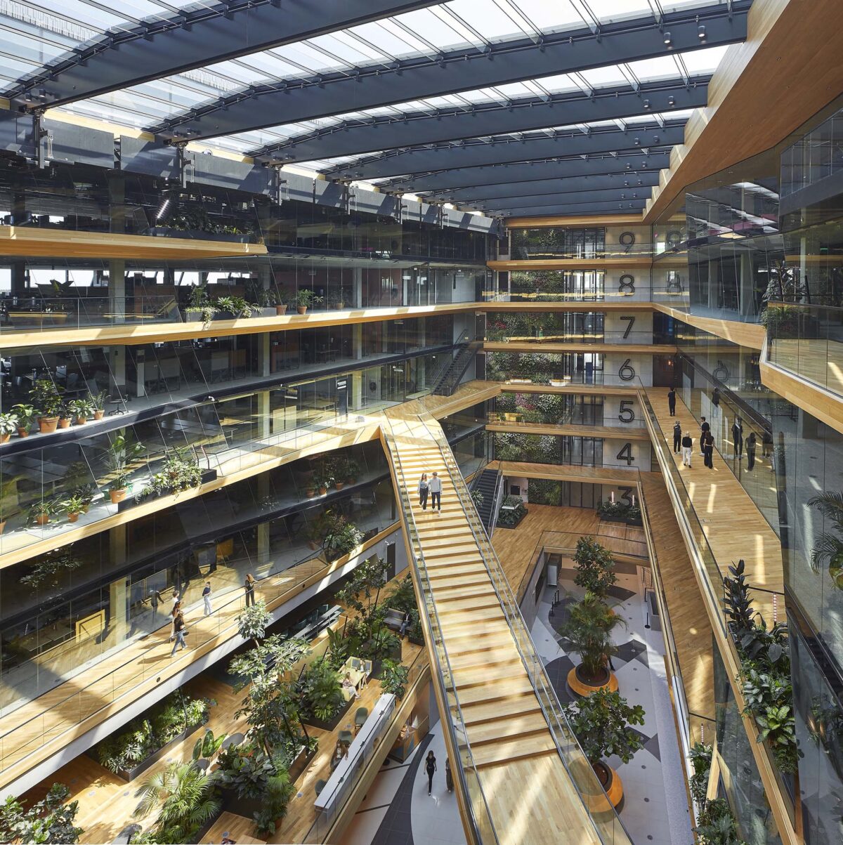 社内でも旅をする!? Booking.comの新社屋 | UNStudioによる 開放的なオフィス環境に異国情緒を感じる空間が散りばめられた〈Booking.com シティ・キャンパス ...