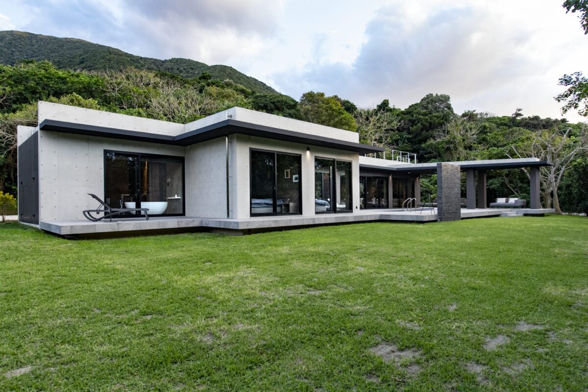 リゾートで非日常感を演出するデザインと質感 ─貸別荘建築での「ARC-X」採用事例の設計ポイント - TECTURE MAG（テクチャーマガジン） | 空間デザイン・建築メディア