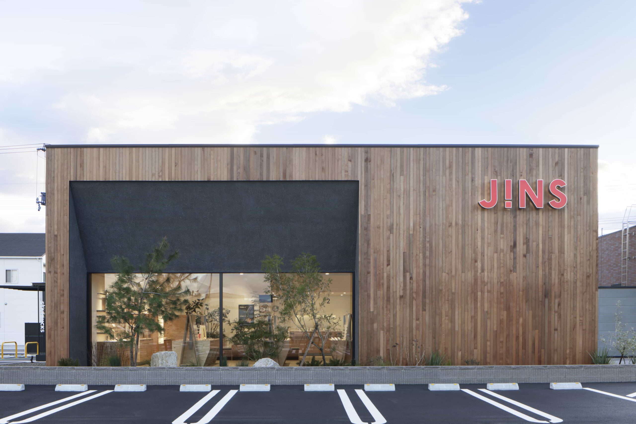 JINS 西条店 / 2id Architects - TECTURE MAG（テクチャーマガジン） | 空間デザイン・建築メディア
