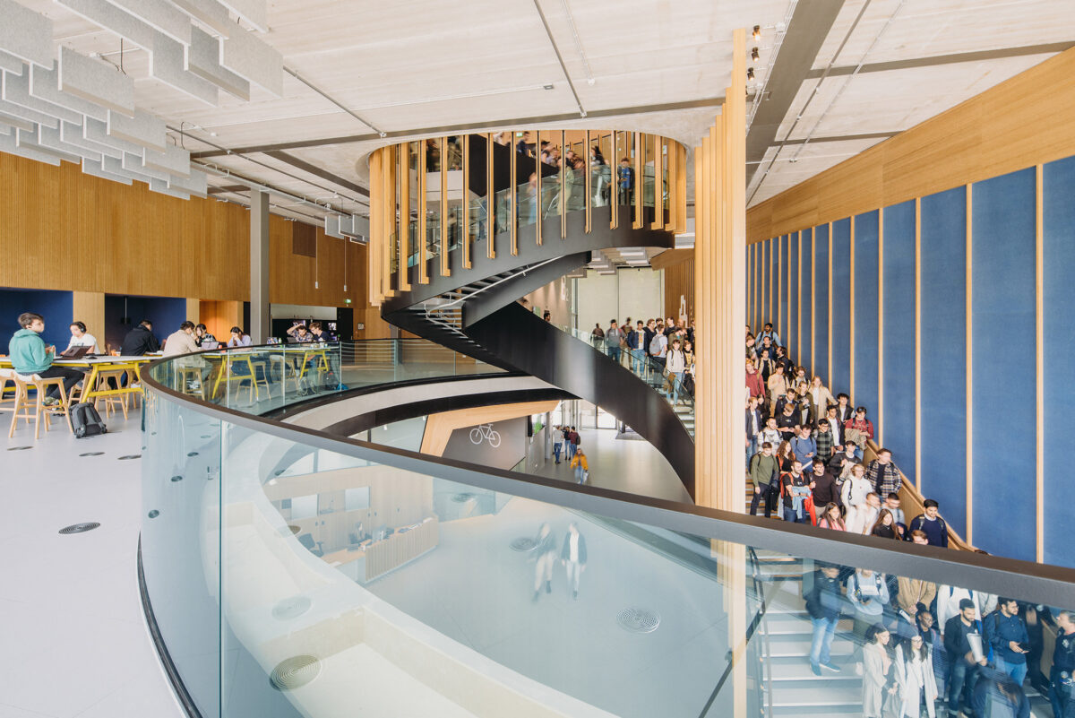 多様な活動をサポートする学部間教育棟 | UNStudioによる これからのキャンパスモデルを示すデルフト工科大学の教育施設〈エコー〉オランダ - TECTURE MAG（テクチャーマガジン ...