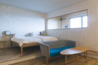 ドライブインを改修したホテル〈haluta hotelli still（ハルタホテリ シュティル）〉が軽井沢に開業、断熱改修で空気環境の快適さを追求した宿泊施設 - TECTURE MAG ...