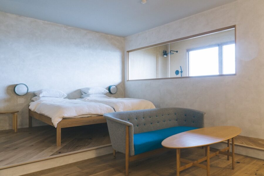 ドライブインを改修したホテル〈haluta hotelli still（ハルタホテリ シュティル）〉が軽井沢に開業、断熱改修で空気環境の快適さを追求した宿泊施設 - TECTURE MAG ...