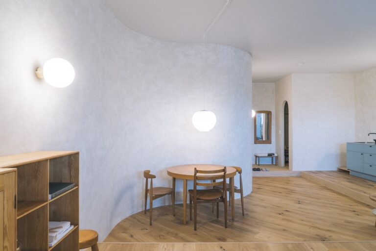 ドライブインを改修したホテル〈haluta hotelli still（ハルタホテリ シュティル）〉が軽井沢に開業、断熱改修で空気環境の快適さを追求した宿泊施設 - TECTURE MAG ...