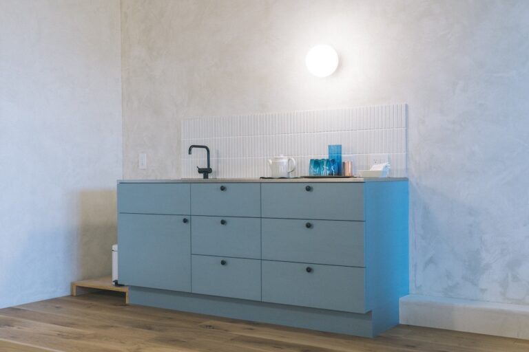 ドライブインを改修したホテル〈haluta hotelli still（ハルタホテリ シュティル）〉が軽井沢に開業、断熱改修で空気環境の快適さを追求した宿泊施設 - TECTURE MAG ...