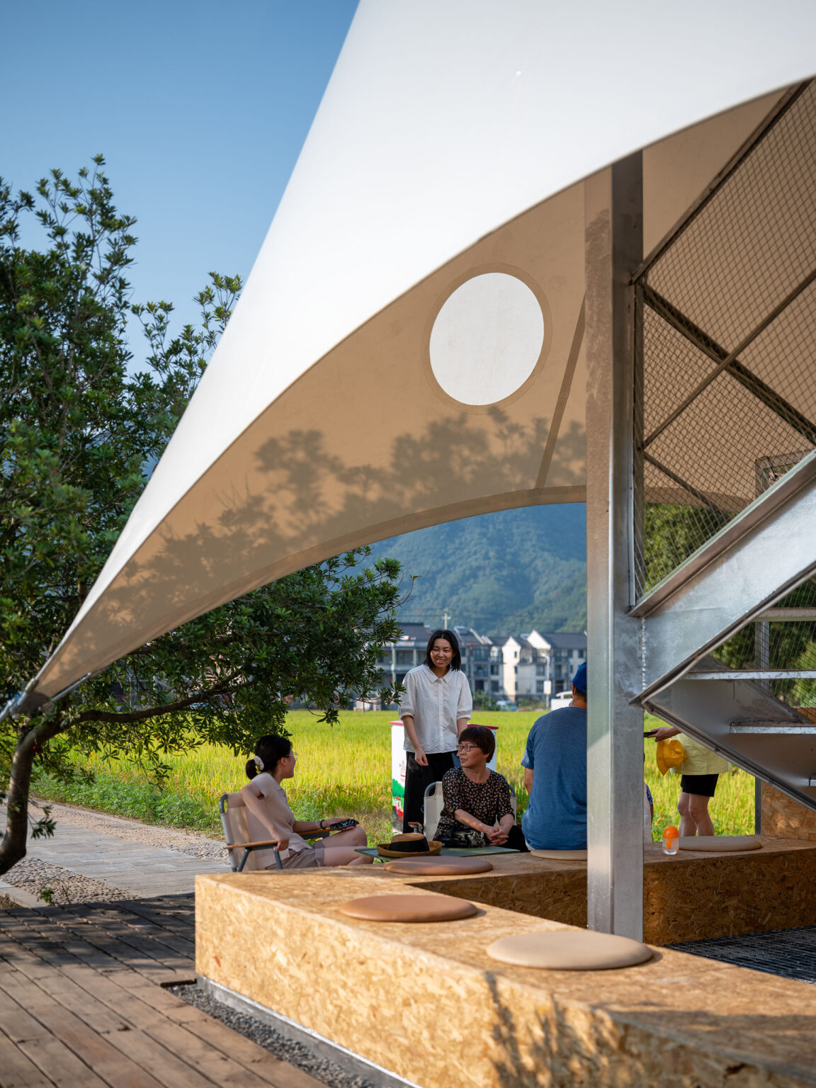 田んぼの中に佇むテントのようなパビリオン〈田んぼの中のタワーパビリオン〉中国、Jumping House Lab - TECTURE MAG（テクチャーマガジン） | 空間デザイン・建築メディア