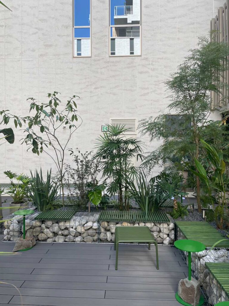 代官山に複合施設〈Forestgate Daikanyama（フォレストゲート代官山）〉が開業、隈研吾建築都市設計事務所がMAIN棟の基本設計・デザインを担当 - TECTURE MAG（テク ...