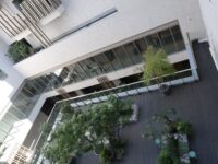 代官山に複合施設〈Forestgate Daikanyama（フォレストゲート代官山）〉が開業、隈研吾建築都市設計事務所がMAIN棟の基本設計・デザインを担当 - TECTURE MAG（テク ...