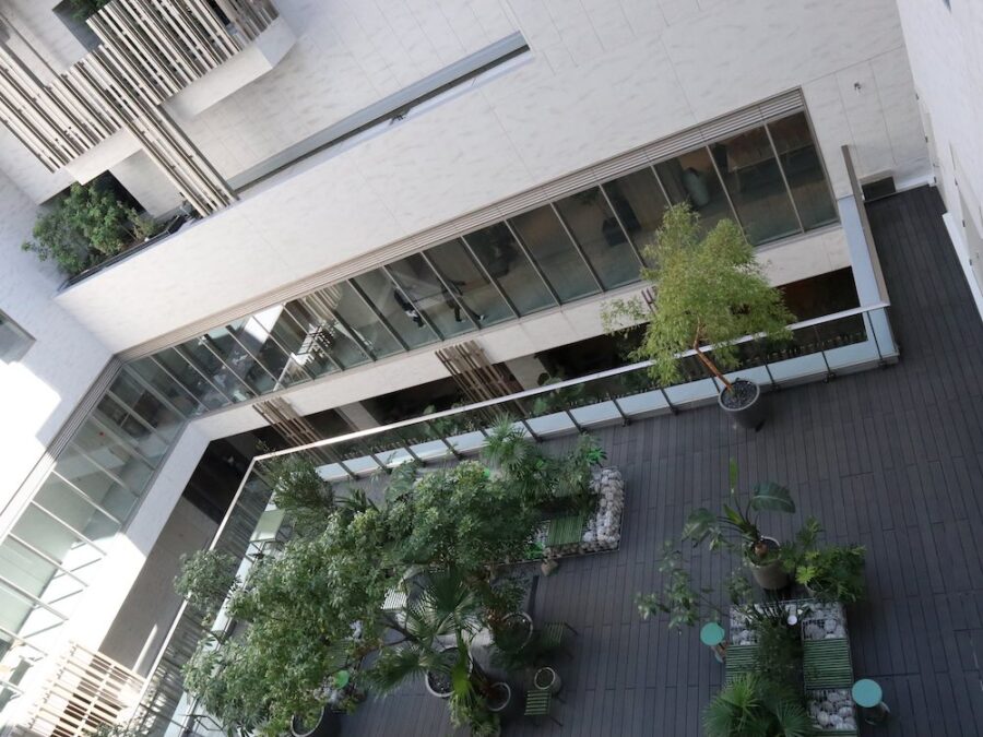 代官山に複合施設〈Forestgate Daikanyama（フォレストゲート代官山）〉が開業、隈研吾建築都市設計事務所がMAIN棟の基本設計・デザインを担当 - TECTURE MAG（テク ...