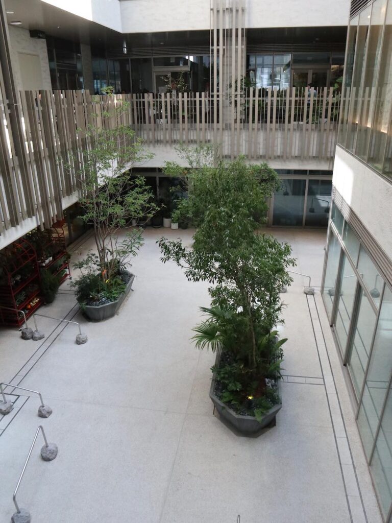 代官山に複合施設〈Forestgate Daikanyama（フォレストゲート代官山）〉が開業、隈研吾建築都市設計事務所がMAIN棟の基本設計・デザインを担当 - TECTURE MAG（テク ...