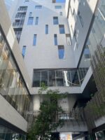 代官山に複合施設〈Forestgate Daikanyama（フォレストゲート代官山）〉が開業、隈研吾建築都市設計事務所がMAIN棟の基本設計・デザインを担当 - TECTURE MAG（テク ...