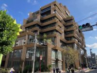 代官山に複合施設〈Forestgate Daikanyama（フォレストゲート代官山）〉が開業、隈研吾建築都市設計事務所がMAIN棟の基本設計・デザインを担当 - TECTURE MAG（テク ...