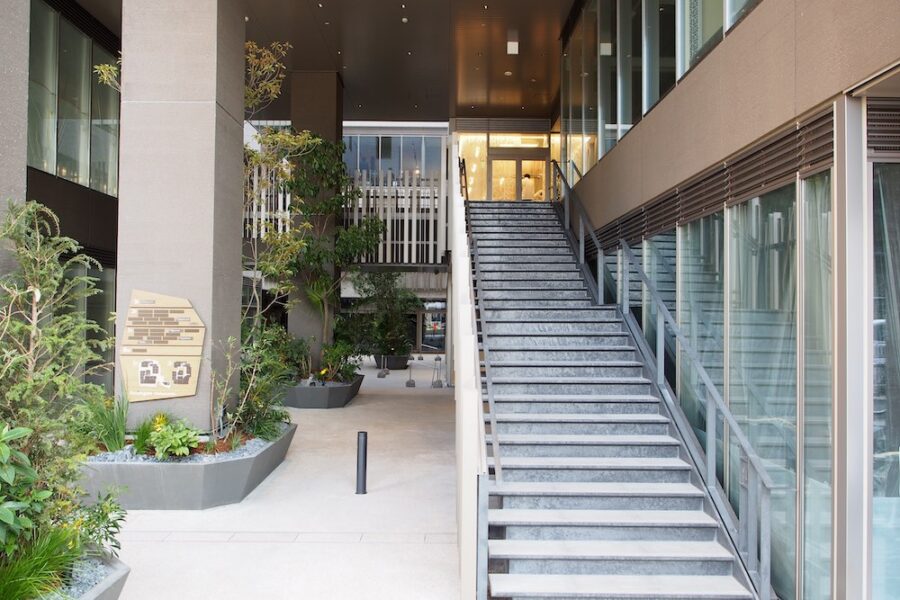 代官山に複合施設〈Forestgate Daikanyama（フォレストゲート代官山）〉が開業、隈研吾建築都市設計事務所がMAIN棟の基本設計・デザインを担当 - TECTURE MAG（テク ...