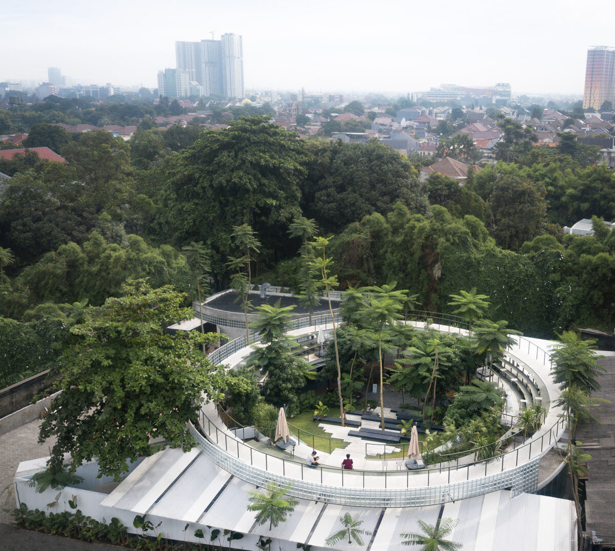 内外ともに熱帯の自然とつながるリング状のカフェ〈タナタップ・リング・ガーデン〉RAD+ar、インドネシア - TECTURE MAG（テクチャーマガジン） | 空間デザイン・建築メディア