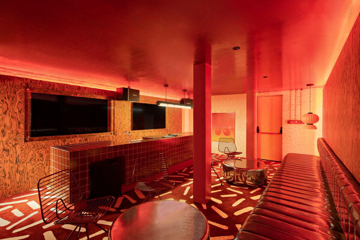 賑やかなビジネス街でありながら自然への介入を最小限に構築されたパラメトリックなテント屋根〈Stalk Tree-hugger〉RAD+ar ...