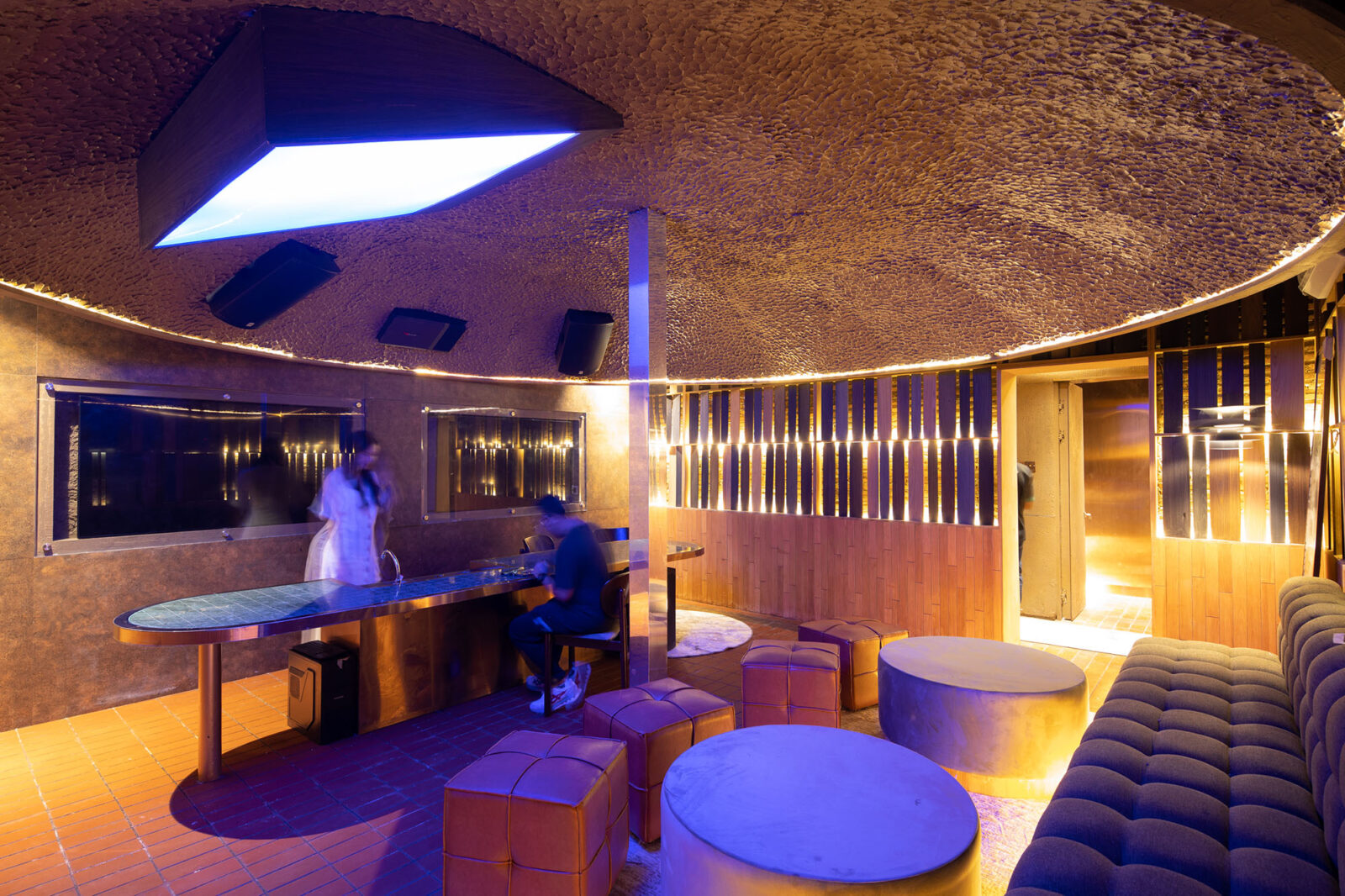 賑やかなビジネス街でありながら自然への介入を最小限に構築されたパラメトリックなテント屋根〈Stalk Tree-hugger〉RAD+ar ...