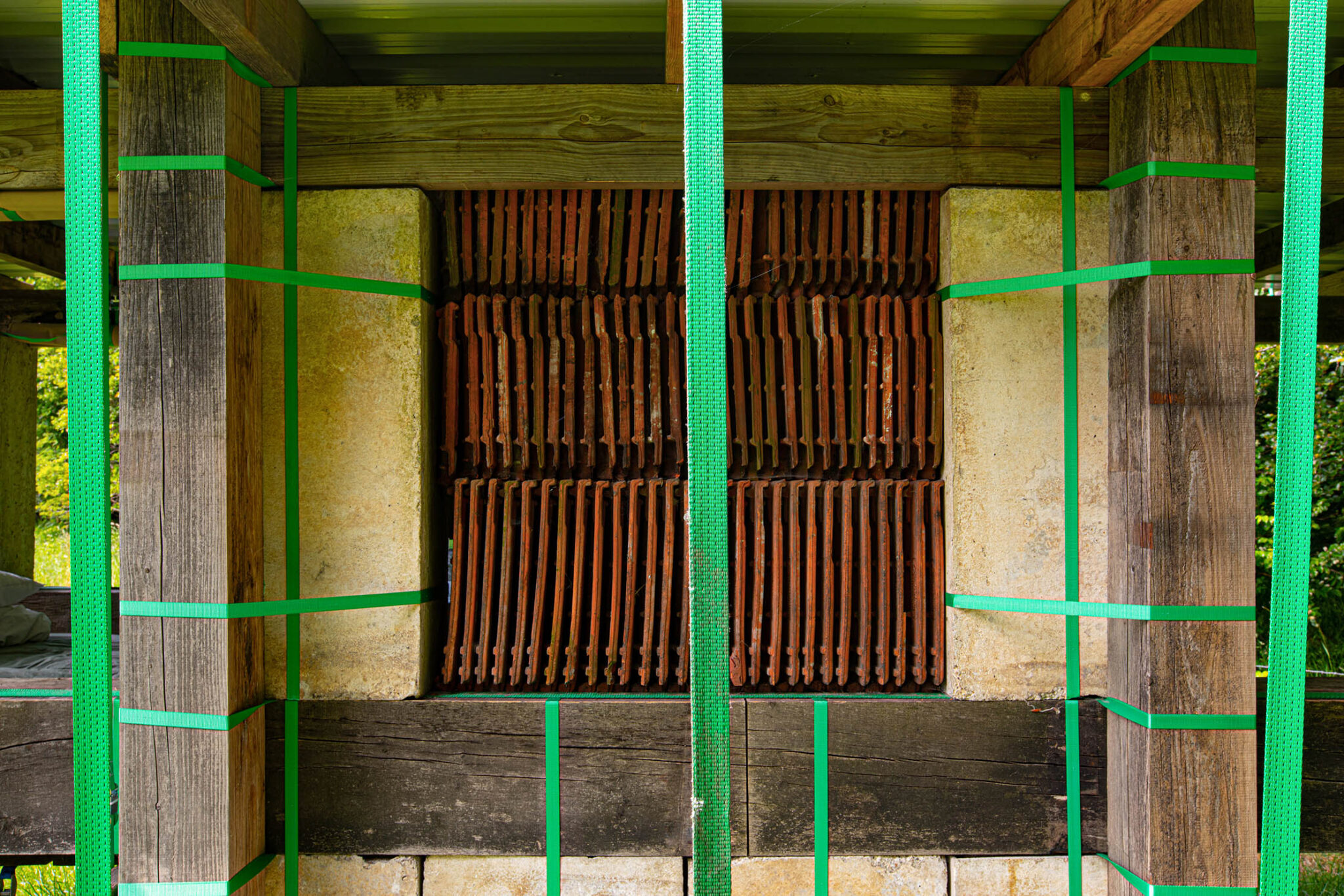 借りた資材をバンドで固定してつくる宿泊施設〈Stable Stack〉Overtreders W、オランダ - TECTURE MAG（テク ...