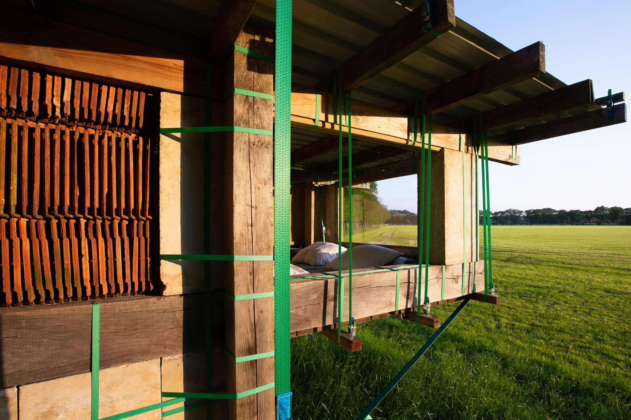 借りた資材をバンドで固定してつくる宿泊施設〈Stable Stack〉Overtreders W、オランダ - TECTURE MAG（テク ...