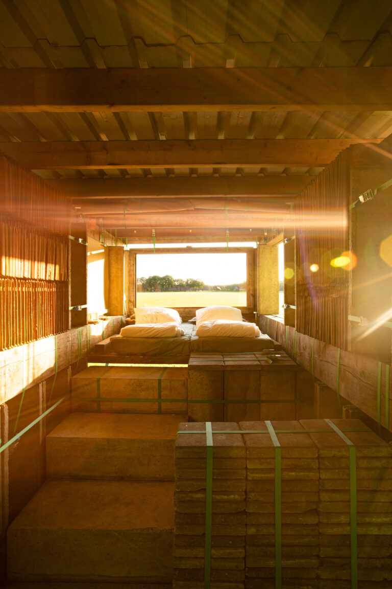 借りた資材をバンドで固定してつくる宿泊施設〈Stable Stack〉Overtreders W、オランダ - TECTURE MAG（テク ...