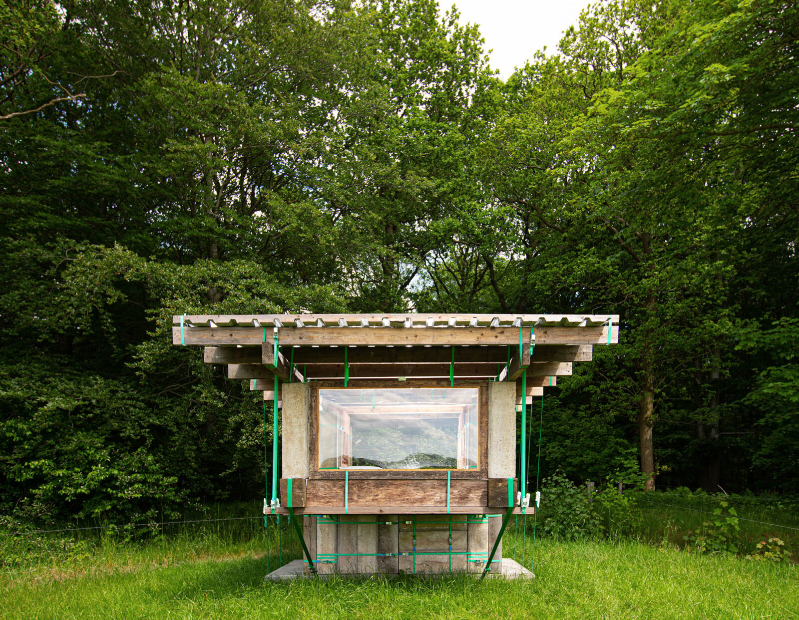 借りた資材をバンドで固定してつくる宿泊施設〈Stable Stack〉Overtreders W、オランダ - TECTURE MAG（テク ...