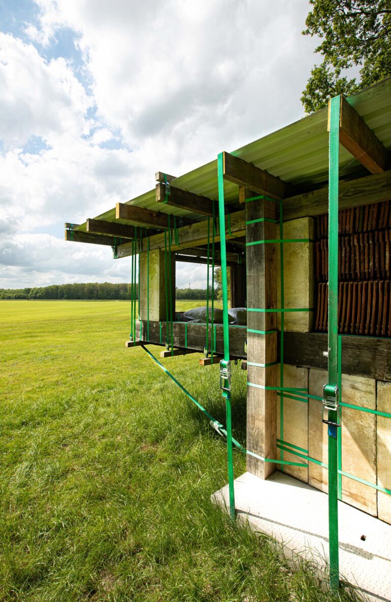借りた資材をバンドで固定してつくる宿泊施設〈Stable Stack〉Overtreders W、オランダ - TECTURE MAG（テク ...