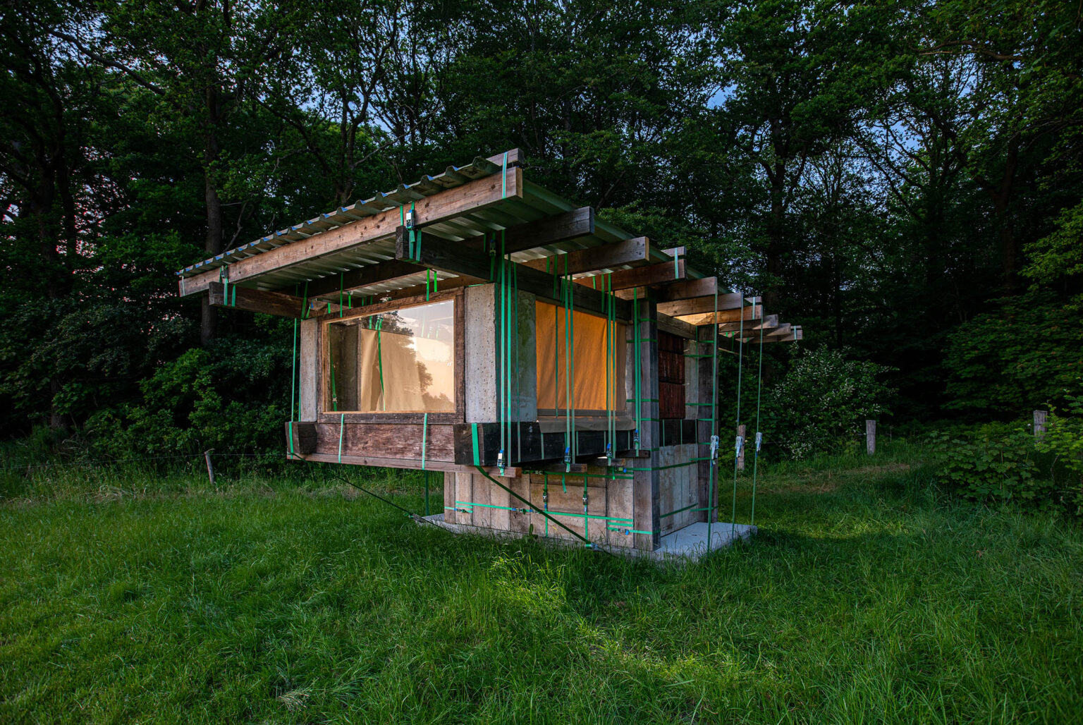 借りた資材をバンドで固定してつくる宿泊施設〈Stable Stack〉Overtreders W、オランダ - TECTURE MAG（テク ...